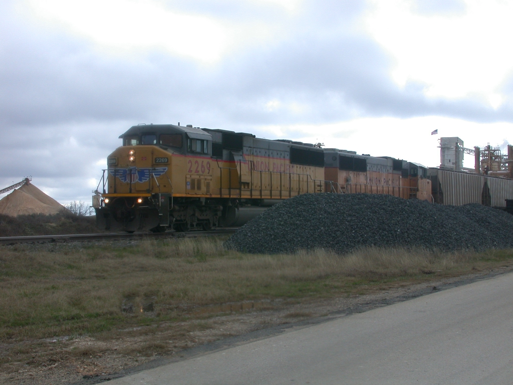 UP 2269, 5Feb2010 NB through Austin White Lime Company